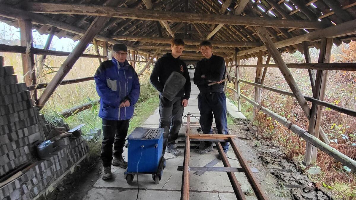 Jongeren reconstrueren spoor op ’t Geleeg: “Op termijn moet hier weer treintje rijden” | GVA